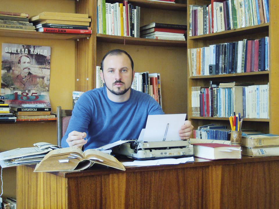 Янтра ДНЕС live | Преподавател от ВТУ написа книга за възродителния ...