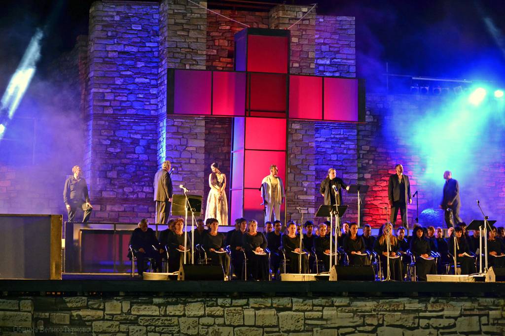 Янтра ДНЕС live | 1500 зрители аплодираха рок операта “Исус Христос ...