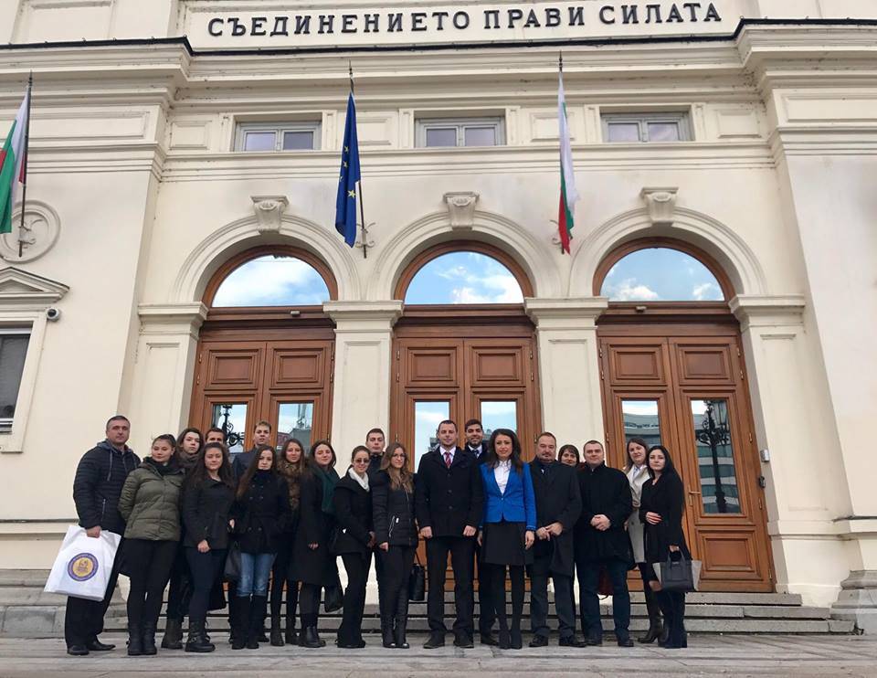 Янтра ДНЕС live | Свищовски студенти се срещнаха в парламента с ...