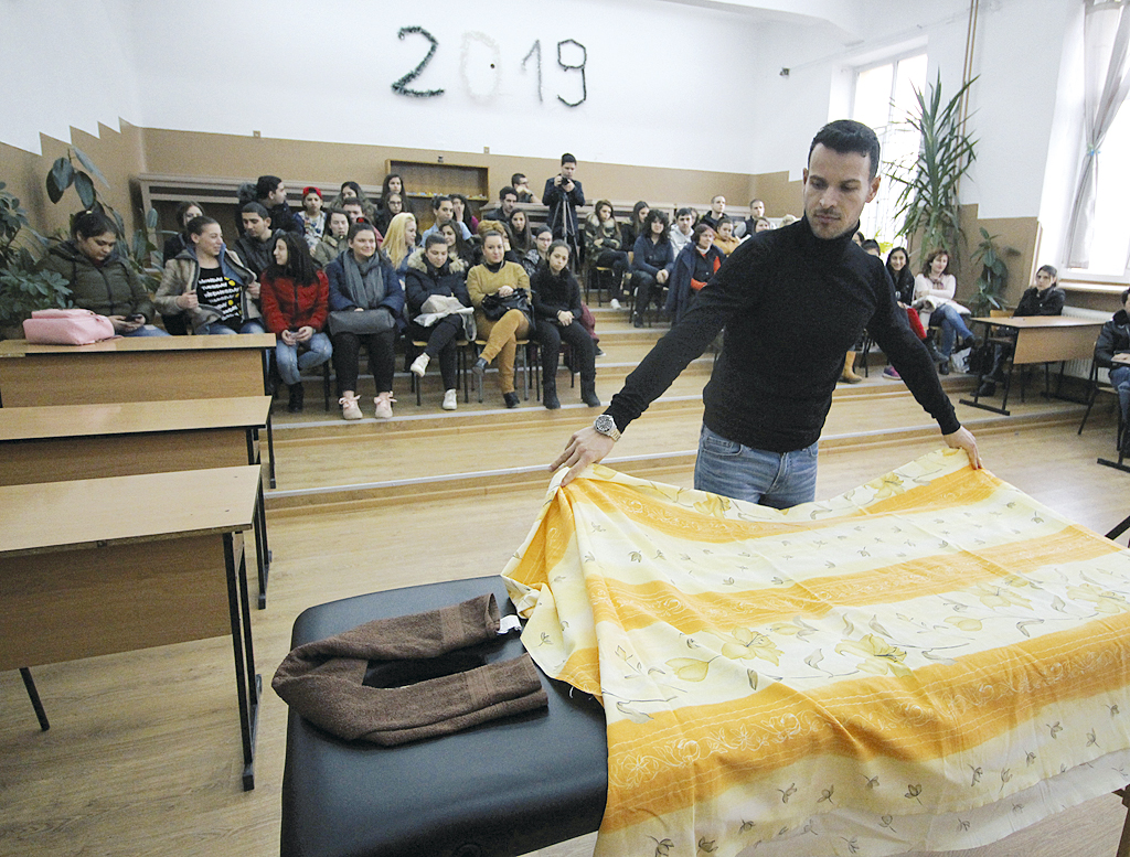 Янтра ДНЕС live | Търновец правил масажи на Ариана Гранде и Стинг