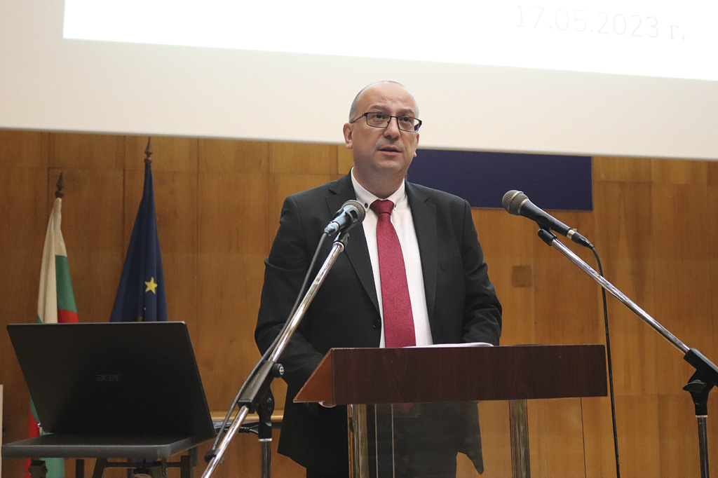 Янтра ДНЕС live | Проф. д-р Димитър Симеонов вижда ВТУ като университет ...